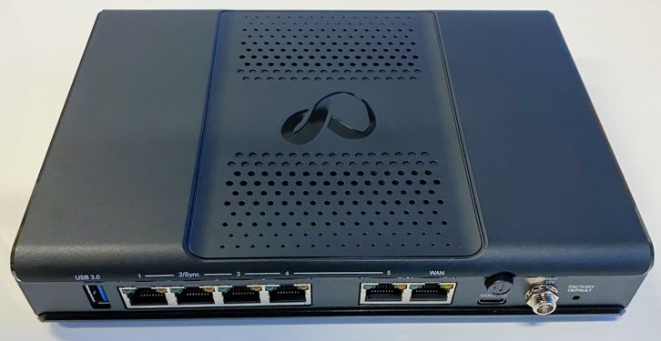 Rozpakowujemy Urządzenie Check Point 1550 — CheckPoint